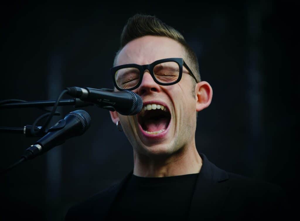 How To Sing In Tune - 7 PRO Tips🥇(May 2026) - Online Singing Lessons Co.